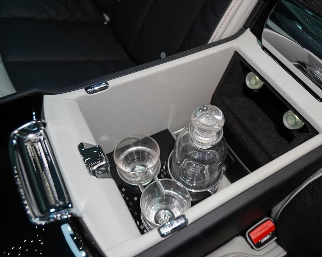 The Summit Limousine | Luxury Chauffeur Service in Dubai